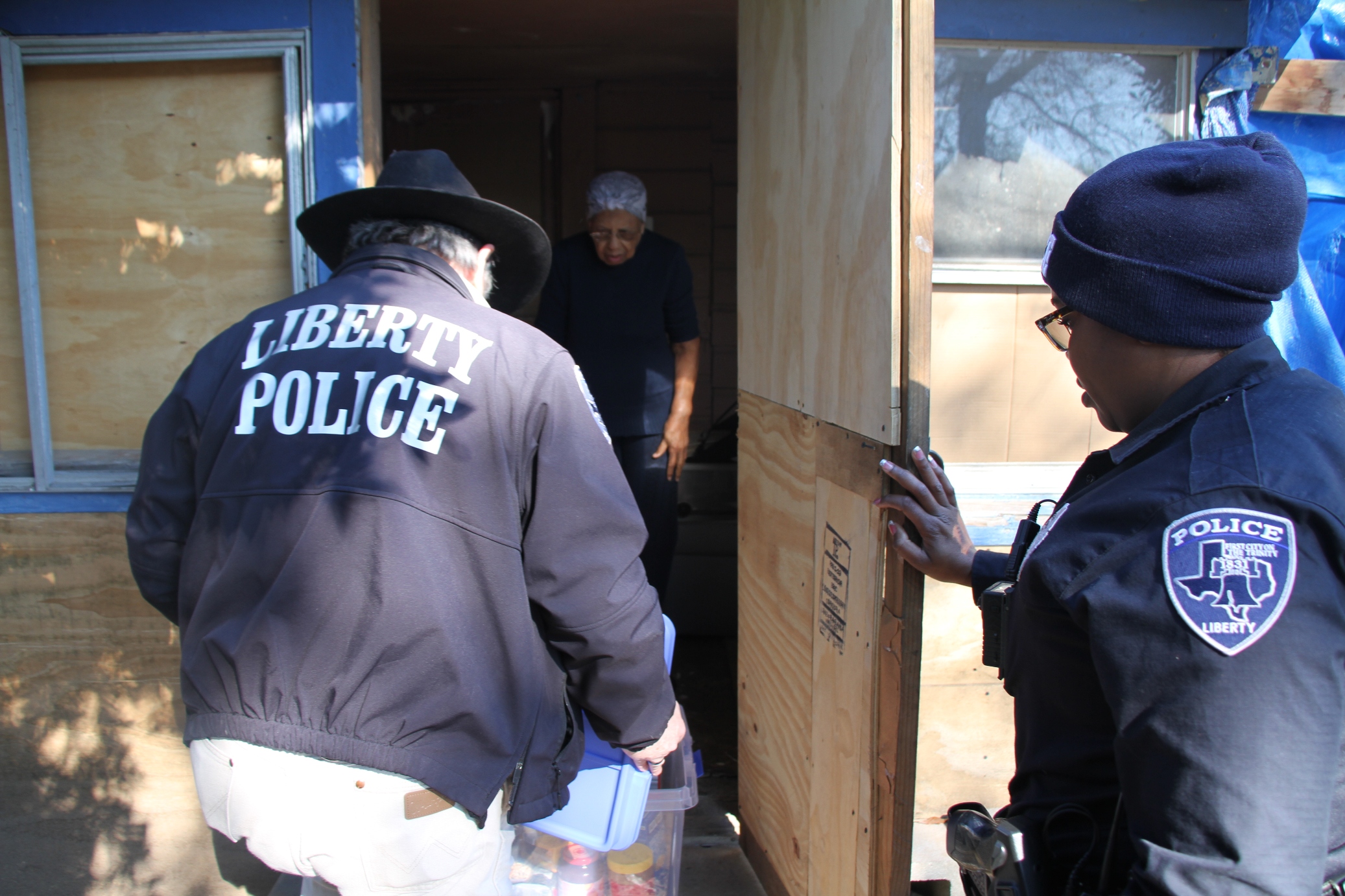 Liberty police officers deliver presents to local seniors - Bluebonnet News